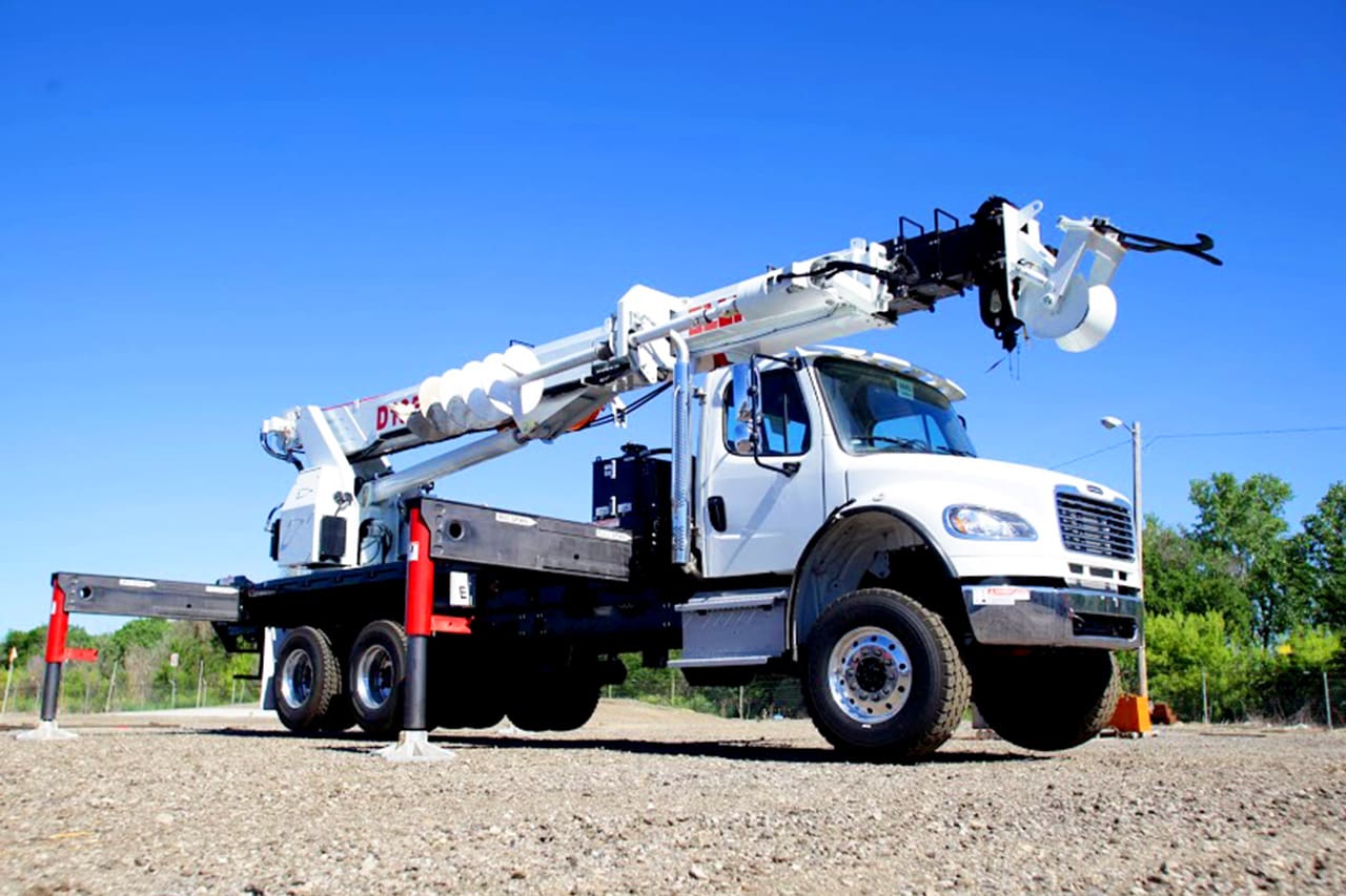 Elliott D105 Digger Derrick – Custom Truck One Source
